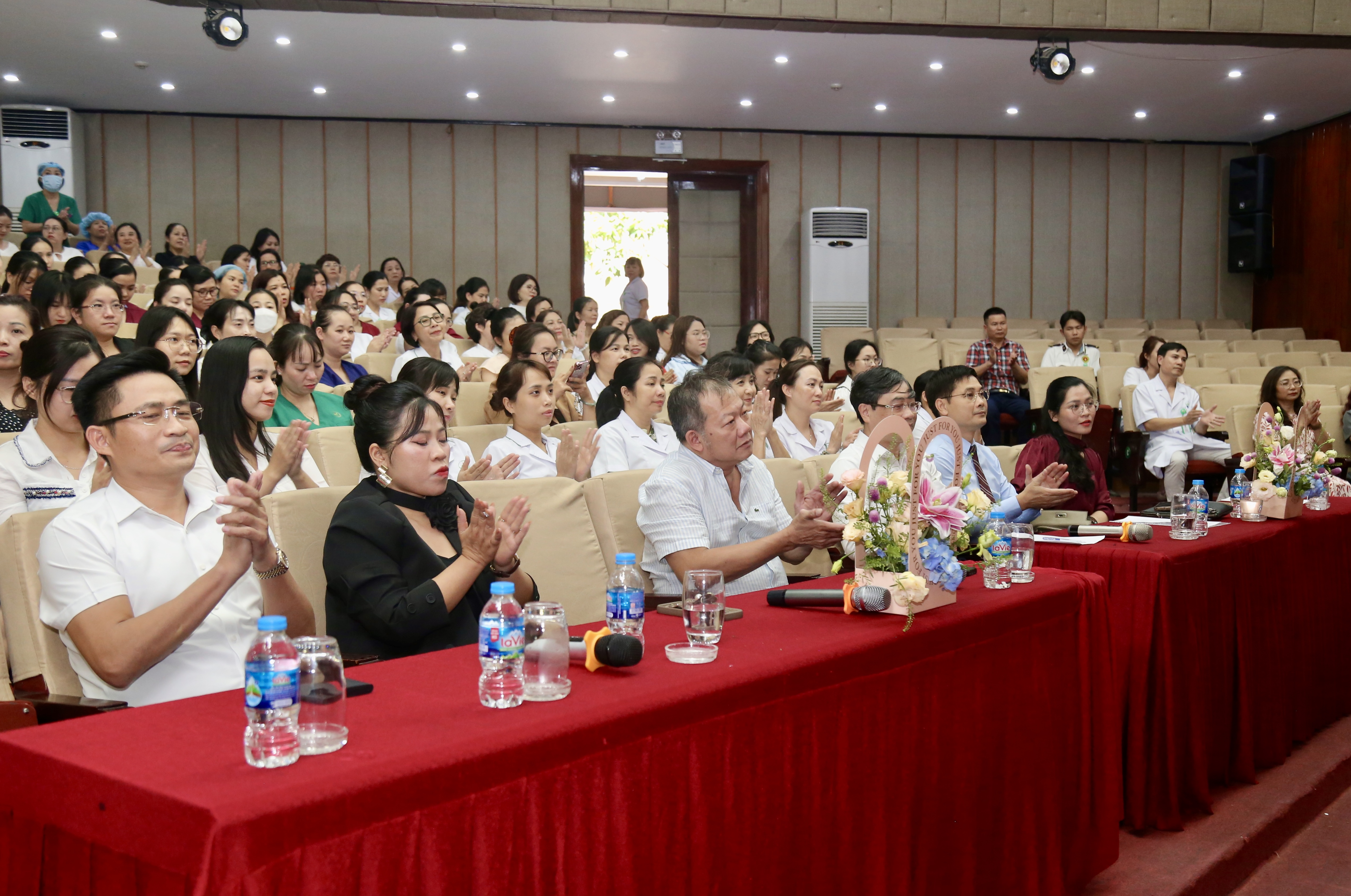 Ấm áp Lễ mít tinh chào mừng Ngày Phụ nữ Việt Nam 20/10 tại Bệnh viện ...